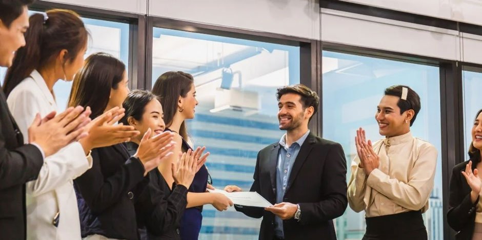 A Guide to Rewarding Your Employees - StellaNonna